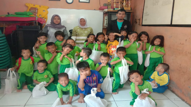 SharingHappiness | Berbagi sembako untuk keluarga siswai TK KSPA UNJ